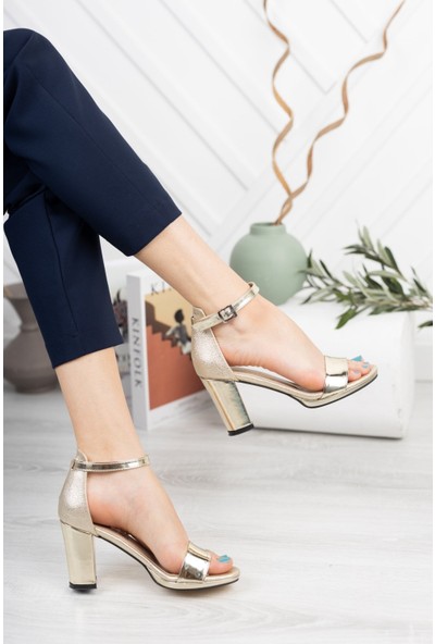 Goya 9 cm Topuklu Tek Bantlı Kadın Ayakkabı Goya 9 cm Topuklu Tek Bantlı Kadın Ayakkabı