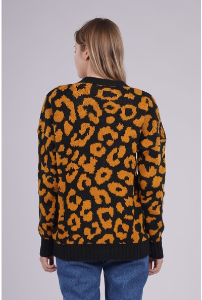 Siyah Düğmeli Desenli Hırka