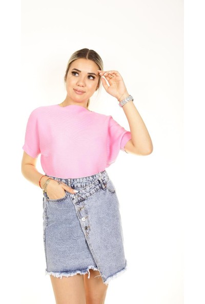 Özlem Üçgül Top Secret Etek Ucu Yırtık Model Yan Düğmeli Kısa Etek