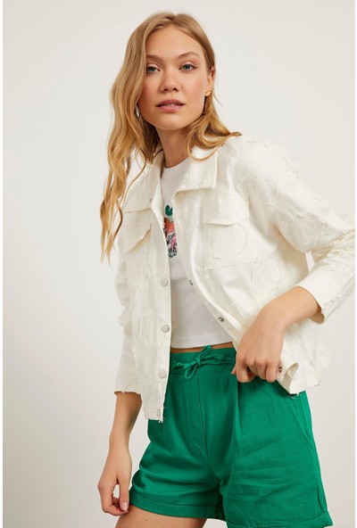 Armalıfe 1368 Çıtçıtlı Ince Gabardin Nakışlı Bayan Ceket Armalıfe 1368 Çıtçıtlı Ince Gabardin Nakışlı Bayan Ceket