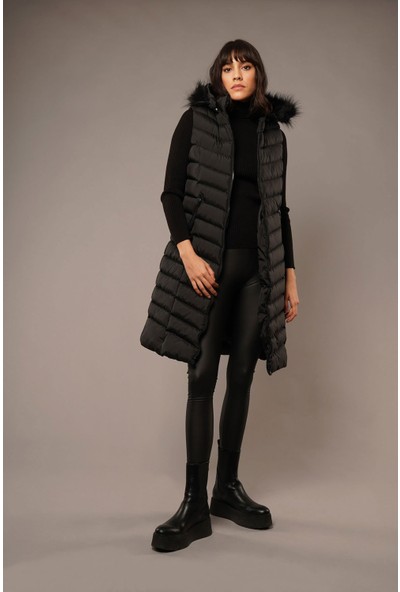 Siyah Kapüşonlu Uzun Şişme Yelek