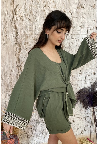 Due Stelle Pamuk Kumaş Kısa Yeşil Kimono Kolları Kilim Desenli Due Stelle Pamuk Kumaş Kısa Yeşil Kimono Kolları Kilim Desenli
