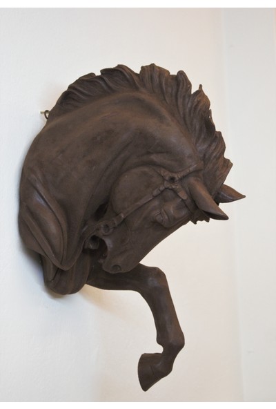 Duvar At Heykeli Kahverengi Kadife Dokulu