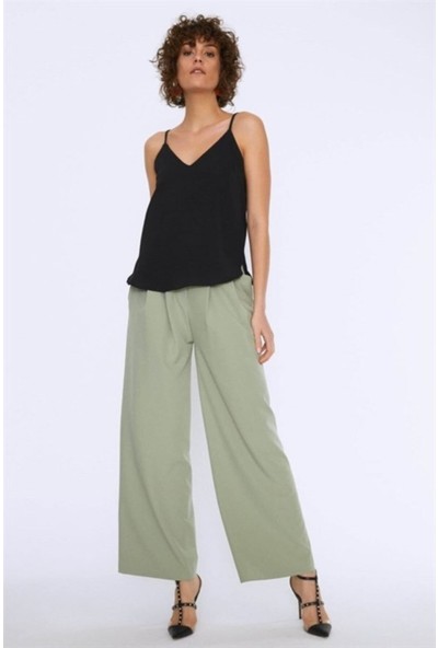 Quzu Siyah Askılı V Yaka Bluz