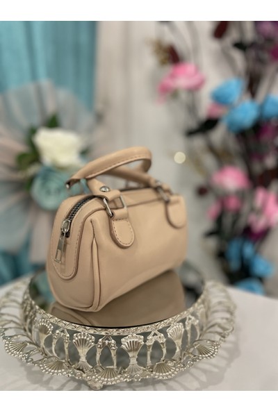 NK Collections Bej Rengi Mini Bavul El ve Omuz Çantası NK Collections Bej Rengi Mini Bavul El ve Omuz Çantası