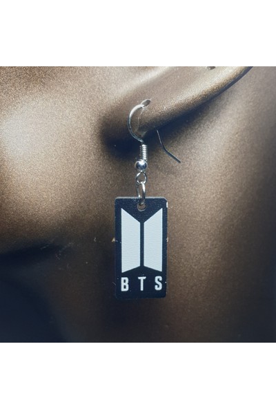 Ororabutik Bts Imza Figürlü Ahşap Küpe Ororabutik Bts Imza Figürlü Ahşap Küpe