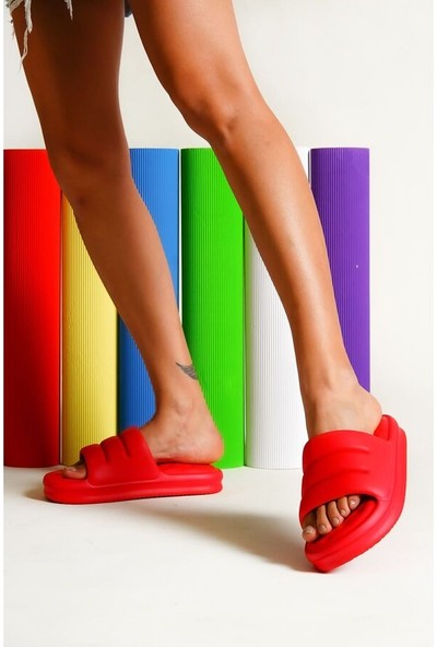 Kırmızı Puf Kadın Terlik