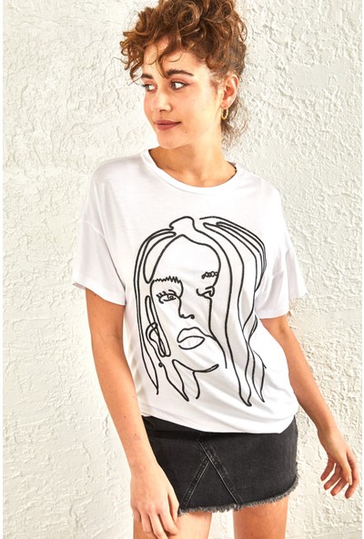 Oshebu Kadın Önü Nakışlı Tshirt Oshebu Kadın Önü Nakışlı Tshirt