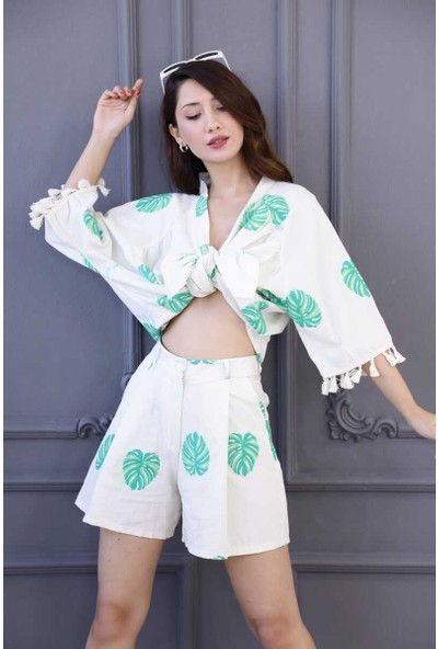 Yaprak Nakışlı Şort