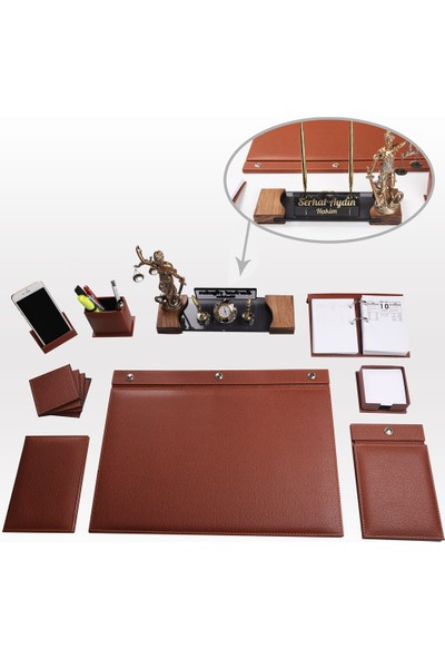 Ofistike Avukata Taba Düğmeli Sümen Takımı – Themis Heykelli Masa İsimlik Ofistike Avukata Taba Düğmeli Sümen Takımı – Themis Heykelli Masa İsimlik