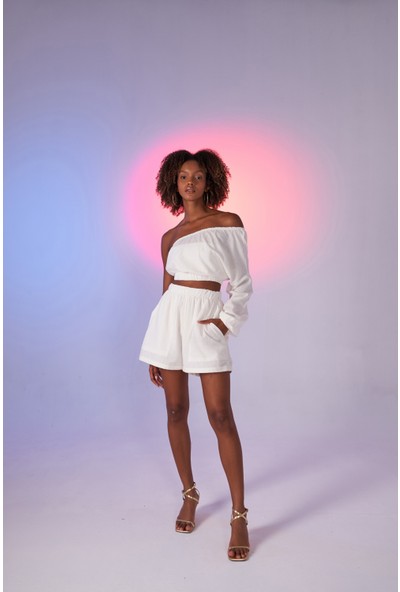 Holly Lolly Kadın Beyaz Tek Omuz Detaylı Crop Bluz Astarlı Yüksek Bel Şortlu Shiny Takım Holly Lolly Kadın Beyaz Tek Omuz Detaylı Crop Bluz Astarlı Yüksek Bel Şortlu Shiny Takım