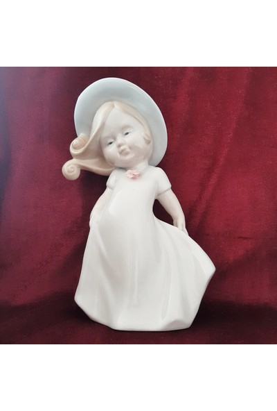 The Leonnardo Etiketli Masum Yüzlü Şapkalı Çocuk Temalı Porselen Biblo 26 Santim