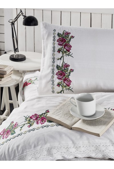 Durul Kanaviçeli Gipürlü Çift Kişilik Beyaz Kutulu Pike Takımı Durul Kanaviçeli Gipürlü Çift Kişilik Beyaz Kutulu Pike Takımı