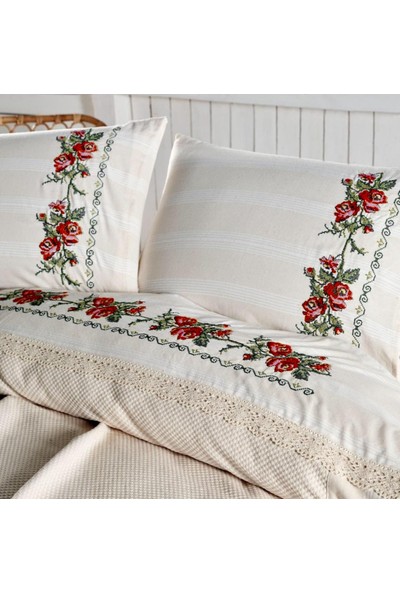 Durul Buldan Işi Otantik Kanaviçeli Gipürlü Nakışlı Çift Kişilik Kutulu Pike Takımı Durul Buldan Işi Otantik Kanaviçeli Gipürlü Nakışlı Çift Kişilik Kutulu Pike Takımı