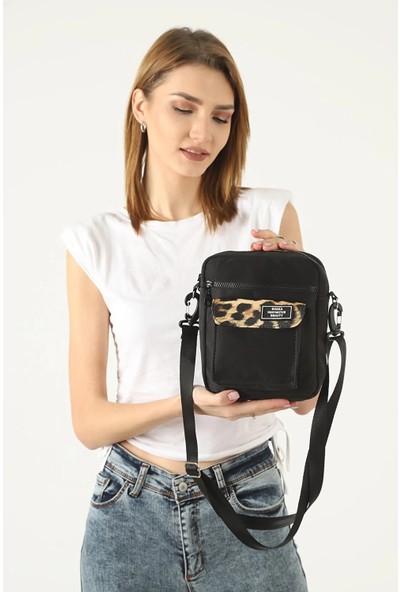 Shaka U2 Leopar Desen Kapaklı Siyah Union Odjet Baskılı Omuz Çantası ( Boy:22 En :17 Genişlik :7 cm )