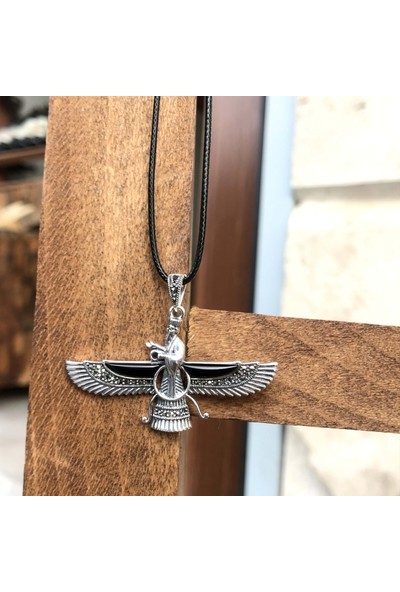 Oniks ve Markazit Taşlı Orta Boy Unisex Ahura Mazda Gümüş Kolye Oniks ve Markazit Taşlı Orta Boy Unisex Ahura Mazda Gümüş Kolye