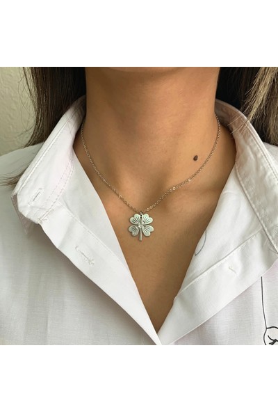Gümüş Kaplama Silver Dört Yapraklı Yonca Figürlü Kolye Gümüş Kaplama Silver Dört Yapraklı Yonca Figürlü Kolye