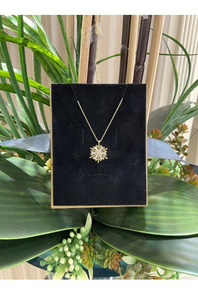 Balaban Kuyumculuk 14 Ayar Baget Taş Kar Tanesi Altın Kolye Balaban Kuyumculuk 14 Ayar Baget Taş Kar Tanesi Altın Kolye