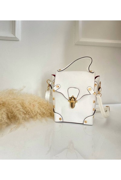Alaz Küçük Kare Çapraz- Kilitli Sistem Çanta Alaz Küçük Kare Çapraz- Kilitli Sistem Çanta