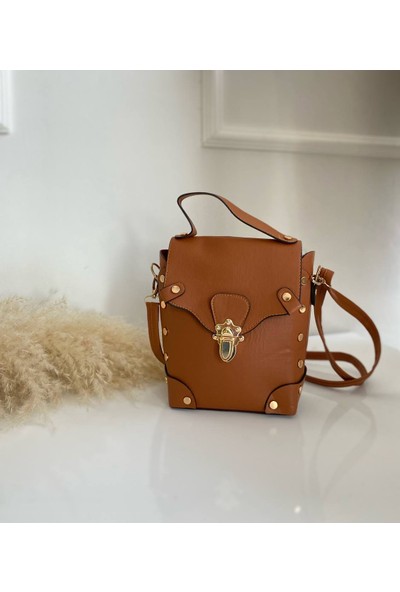 Küçük Kare Çapraz- Kilitli Sistem Çanta Küçük Kare Çapraz- Kilitli Sistem Çanta