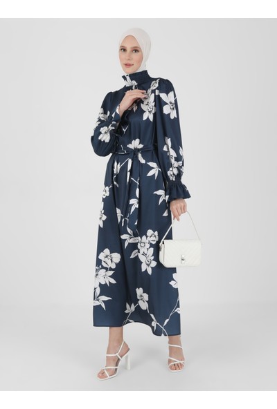 Refka Yakası Gipeli Çiçek Desenli Saten Tesettür Elbise - Mavi - Refka Woman