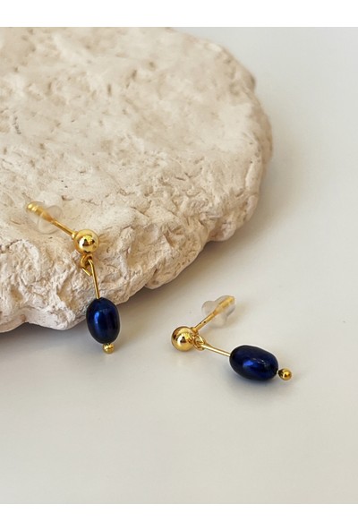 Siyah Inci Detaylı Çivi Küpe