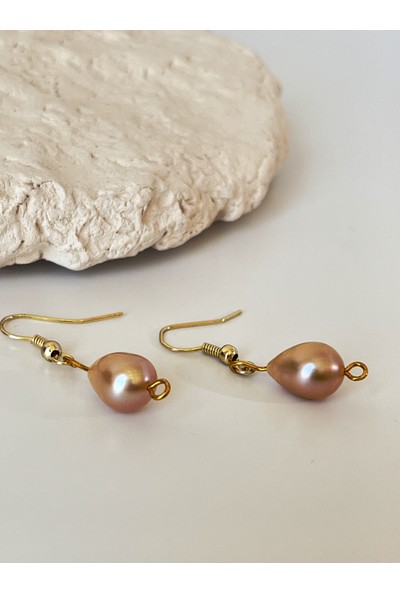 Ladies&Gentlemen Somon Inci Detaylı Pirinç Üzeri Altın Kaplama Küpe Ladies&Gentlemen Somon Inci Detaylı Pirinç Üzeri Altın Kaplama Küpe