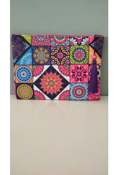 Tataroğlu Dijital Kumaş Kare Motif Içerisine Etnik Desenli Clutch Tataroğlu Dijital Kumaş Kare Motif Içerisine Etnik Desenli Clutch