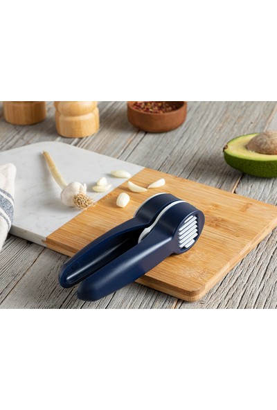Lily Plastik Sarımsak Ezici 16,5 cm Lacivert