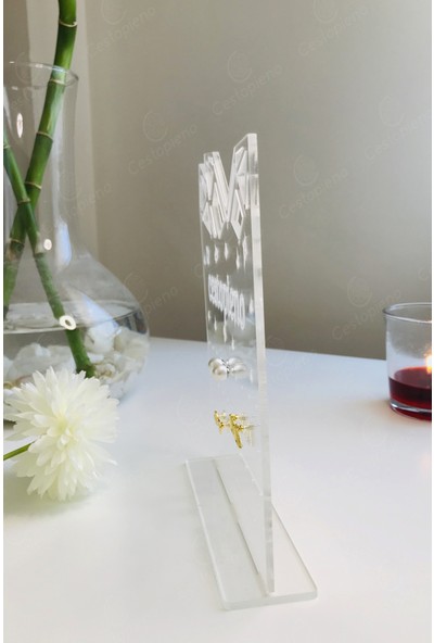 Elmas Şekilli Şeffaf Standlı Takılık - (Isim Eklenebilir) Model 2 Elmas Şekilli Şeffaf Standlı Takılık - (Isim Eklenebilir) Model 2