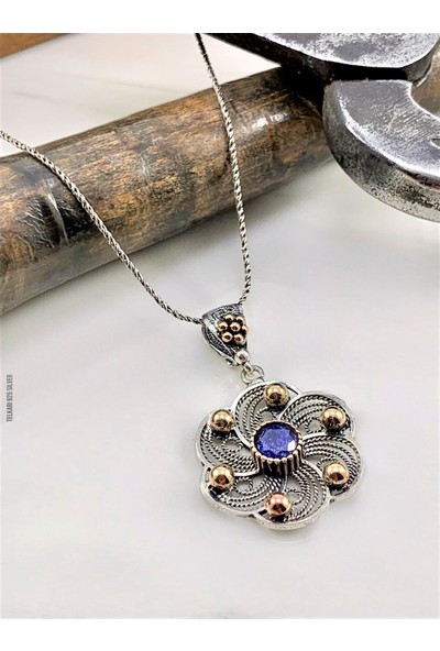 Doğan Silver Doğan Silvertelkari Işlemeli Kök Safir Taşlı Gümüş Kolye 21403 Doğan Silver Doğan Silvertelkari Işlemeli Kök Safir Taşlı Gümüş Kolye 21403
