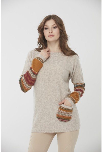 Desen Triko Kadın Sıfır Yaka Kolları ve Cebi Desenli Yün Kazak V.bej Desen Triko Kadın Sıfır Yaka Kolları ve Cebi Desenli Yün Kazak V.bej
