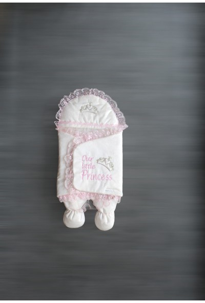 Dantel ve Taç Figürlü Bizim Küçük Prensesimiz 4 Mevsim Ayaklı Kundak - Kız (Pembe) Dantel ve Taç Figürlü Bizim Küçük Prensesimiz 4 Mevsim Ayaklı Kundak - Kız (Pembe)