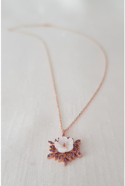 Tuna Lina Sedef Çiçeği Kolye Tuna Lina Sedef Çiçeği Kolye