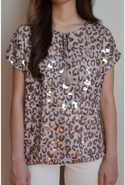 Kadın Yuvarlak Yaka Kısa Kollu Altın Leopar Desenli Püsküllü Ip Detay Rahat Ince Kahve Bluz T-Shirt Kadın Yuvarlak Yaka Kısa Kollu Altın Leopar Desenli Püsküllü Ip Detay Rahat Ince Kahve Bluz T-Shirt