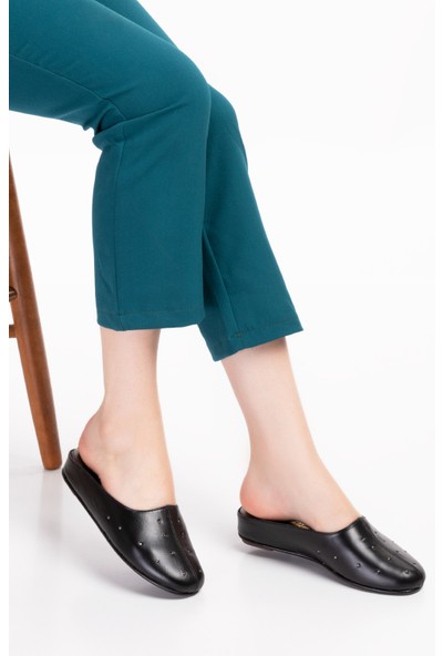 Akgün Kadın Siyah Pim Deri Comfort Ev Terliği Akgün Kadın Siyah Pim Deri Comfort Ev Terliği