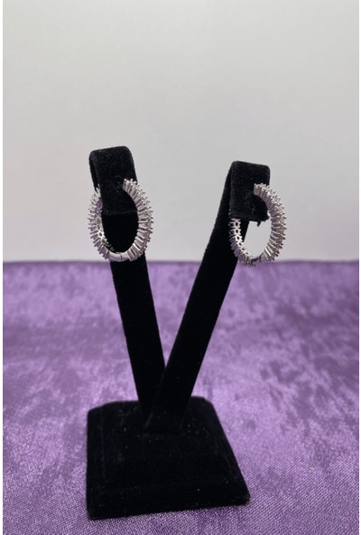 Ressia Gümüş Kaplama Zirkon Taşlı Çelik Küpe Ressia Gümüş Kaplama Zirkon Taşlı Çelik Küpe