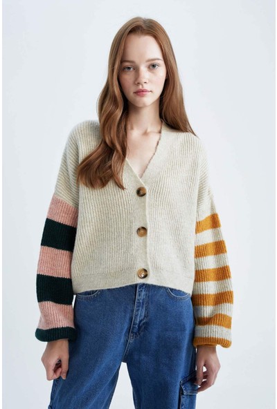 DeFacto Coool Regular Fit V Yaka Düğmeli Triko Hırka R2028AZ22AU DeFacto Coool Regular Fit V Yaka Düğmeli Triko Hırka R2028AZ22AU