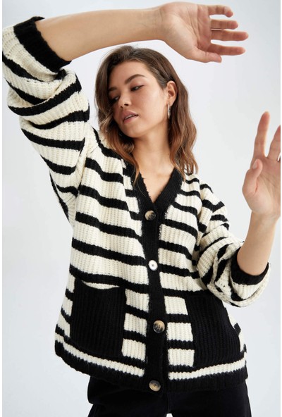 DeFacto Oversize Fit V Yaka Selanik Kumaş Hırka Y1614AZ22WN DeFacto Oversize Fit V Yaka Selanik Kumaş Hırka Y1614AZ22WN