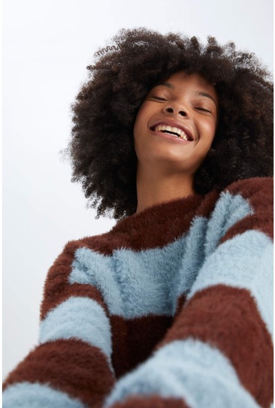 DeFacto Regular Fit Renk Bloklu Triko KAZAK R1285AZ22AU DeFacto Regular Fit Renk Bloklu Triko KAZAK R1285AZ22AU