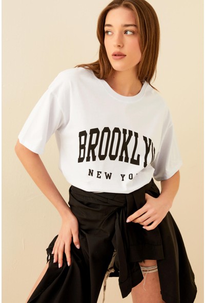 Swist Beyaz Brooklyn Baskılı Oversize Kadın Tshirt