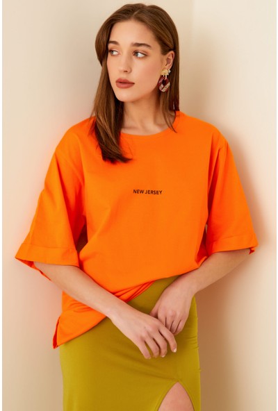 Swist Turuncu New Jersey Baskılı Yırtmaçlı Oversize Kadın Tshirt Swist Turuncu New Jersey Baskılı Yırtmaçlı Oversize Kadın Tshirt