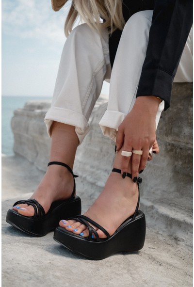 I Love Shoes Rasmento Mat Deri Dolgu Topuk Sandalet Siyah I Love Shoes Rasmento Mat Deri Dolgu Topuk Sandalet Siyah