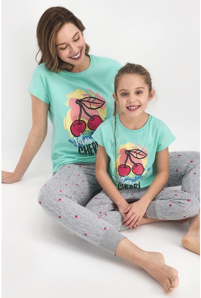 Rolypoly Vibes Of Cherry Nil Yeşili Kadın Kısa Kol Pijama Takımı Rolypoly Vibes Of Cherry Nil Yeşili Kadın Kısa Kol Pijama Takımı