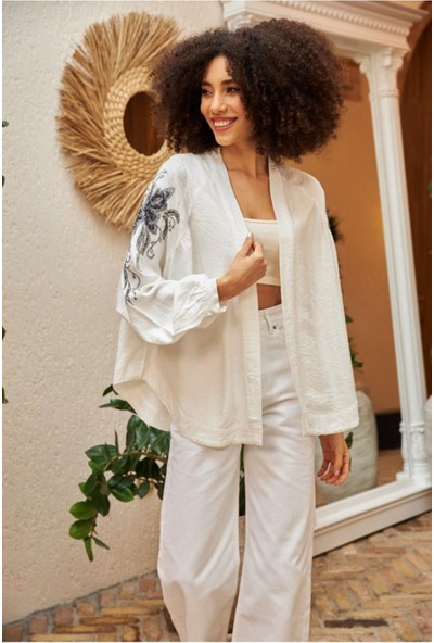 Orfeo Negro Arkası ve Kolu Kelebek Desen Oversize Nakışlı Kimono Ceket Orfeo Negro Arkası ve Kolu Kelebek Desen Oversize Nakışlı Kimono Ceket