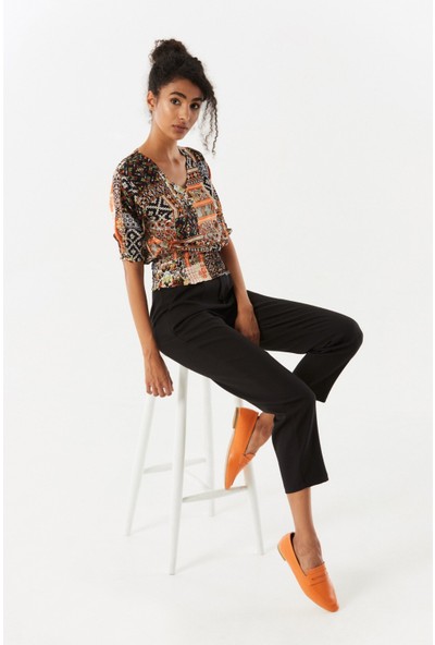 Etnik Desenli Beli ve Kolu Gipeli Bluz Etnik Desenli Beli ve Kolu Gipeli Bluz