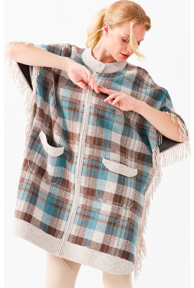 Desen Triko Kadın Dik Yaka Yanları Püsküllü Kareli Panço Bej Desen Triko Kadın Dik Yaka Yanları Püsküllü Kareli Panço Bej