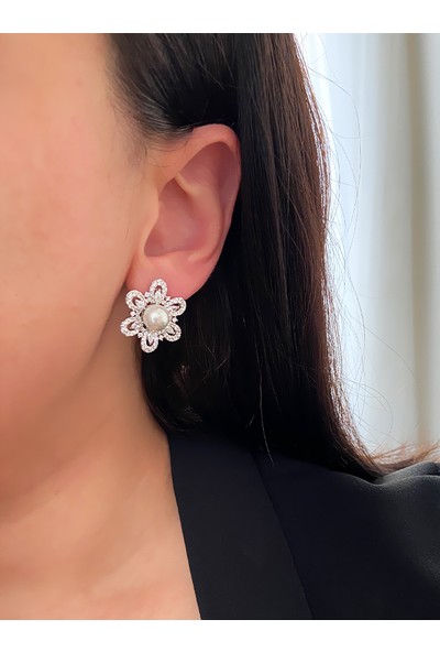 Sgaccessory 316L Çelik Silver Renk Zirkon Taş ve Incili Çiçek Model Kadın Küpe Sgaccessory 316L Çelik Silver Renk Zirkon Taş ve Incili Çiçek Model Kadın Küpe