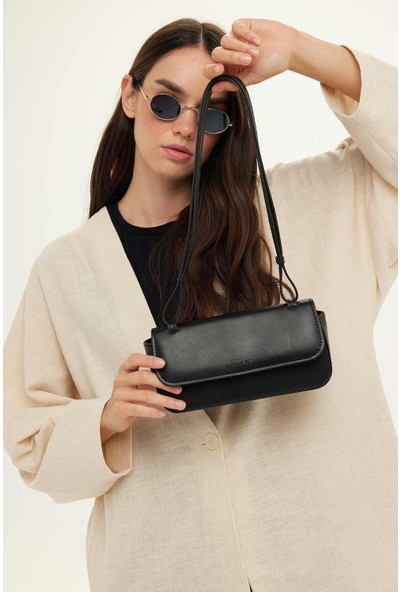 Manuka Kapaklı Mini Baget Çanta Siyah Manuka Kapaklı Mini Baget Çanta Siyah