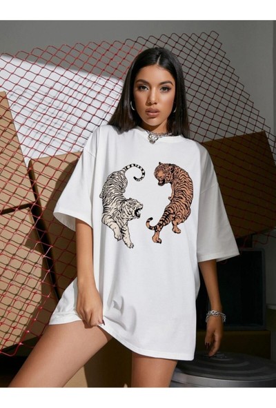 DAXİS Sportwear Company Kadın Beyaz Kaplan Baskı Oversize TShirt DAXİS Sportwear Company Kadın Beyaz Kaplan Baskı Oversize TShirt